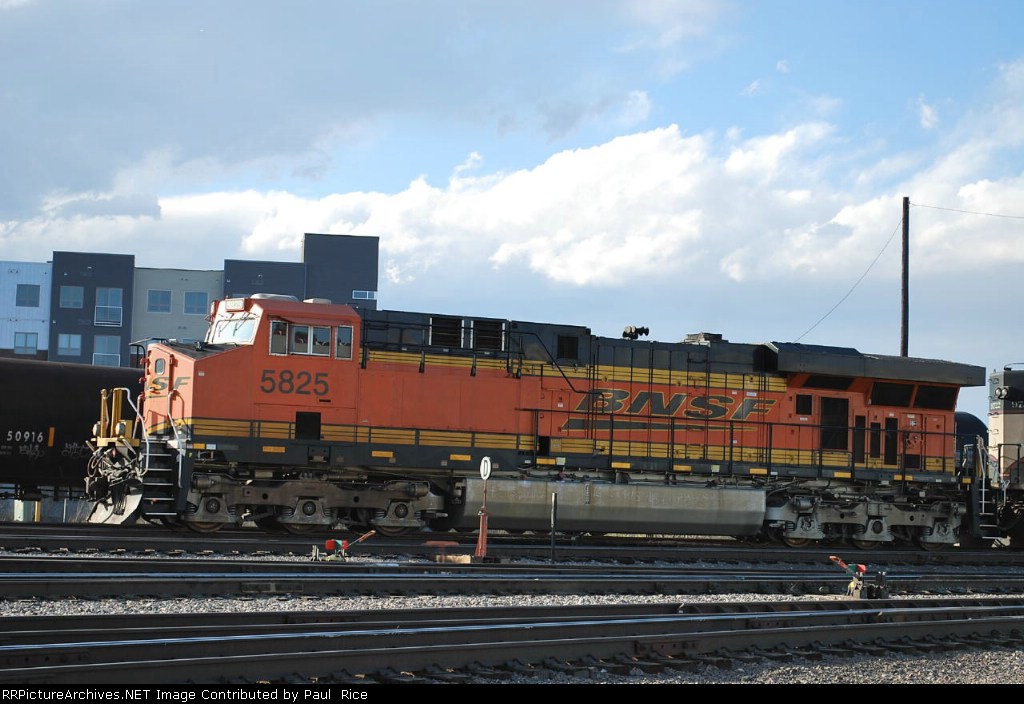 BNSF 5825